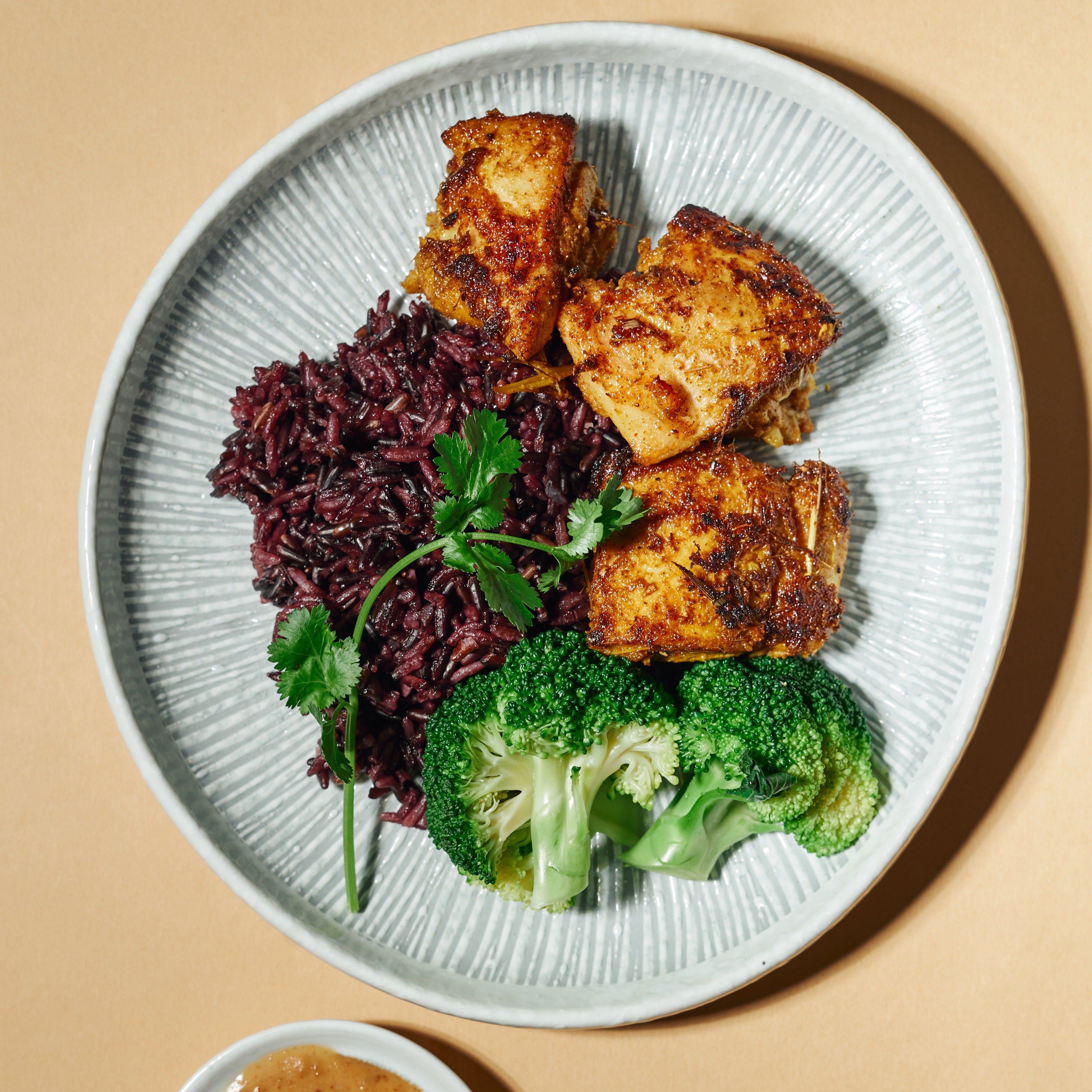 Satay Marinated Chicken with Steamed Broccoli & Satay Sauce – Nutrition ...